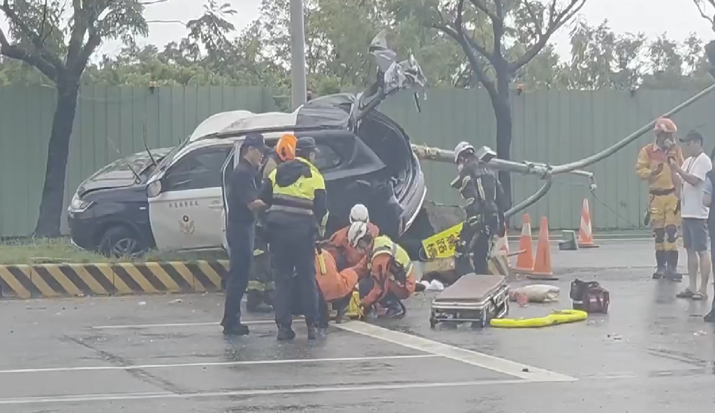 警車移送通緝犯失控自撞 兩員警送醫嫌犯當場OHCA∣官方網站新聞詳情∣花蓮新聞快報 地方社區生活訊息大小事 一手掌握